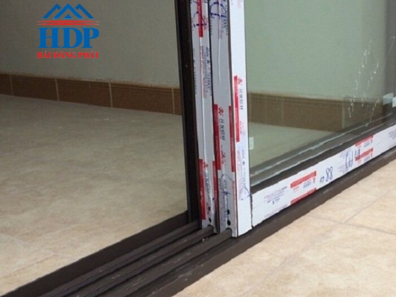 Ray cửa lùa nhôm xingfa bị kẹt - Nguyên nhân và cách khắc phục